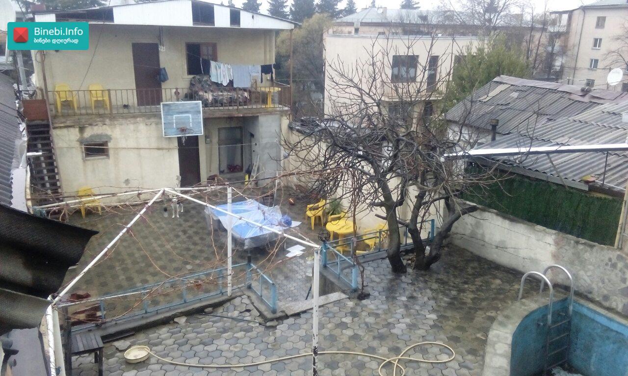 3 sartuliani saxlis 2 sartuli qiravdeba tavis ezoti baseinit