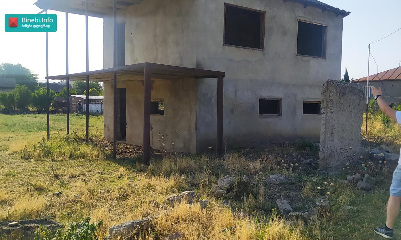 ikideba micis nakveti zveli ashenebuli saxlit
